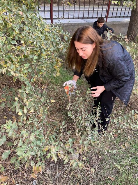 მე 8 ბ კლასი სკოლის ეზოს დასუფთვება