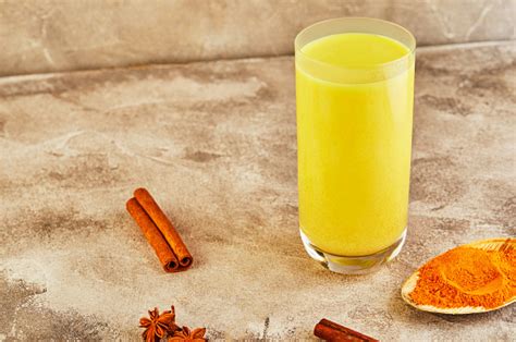 유리 컵에 황금 라떼 심 황 건강 한 음료 회색 시멘트 배경에 심황 계피 스틱 심황 및 아니스와 황금 우유 심 황 해독 차와 재료 0명에 대한 스톡 사진 및 기타 이미지