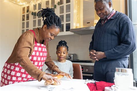 조부모와 함께 크리스마스 진저 브레드 쿠키를 만드는 어린 소녀 오븐에 굽기에 대한 스톡 사진 및 기타 이미지 오븐에 굽기 할머니 공휴일 Istock