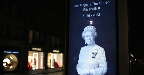 [이 시각] 프랑스 엘리제궁에 英국기 브라질 예수상도 추모 조명