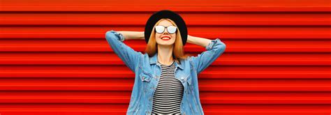 데님 재킷 빨간색 배경에 검은색 둥근 모자를 쓰고 세련 된 현대 웃는 젊은 여성의 초상화 20 29세에 대한 스톡 사진 및 기타