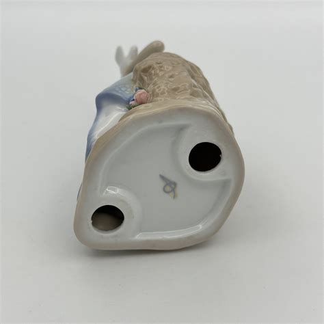 Статуэтка Девушка с голубем фарфор роспись Западная Европа 1970 2000 гг стоимостью 9595 руб