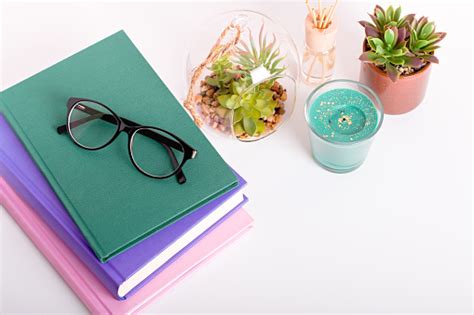 멀티 컬러 책 스택 집 식물 다육 식물과 향기로운 촛불과 막대기 세계 도서의 날 배경 다채로운 책과 홈 인테리어 장식의 스택과 정물 생활 0명에 대한 스톡 사진 및 기타