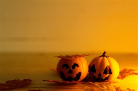 나무 테이블에 그려진 얼굴할로윈 호박 할로윈 배경 텍스트 공간입니다 복사 공간을 복사합니다 10월에 대한 스톡 사진 및 기타 이미지 Istock