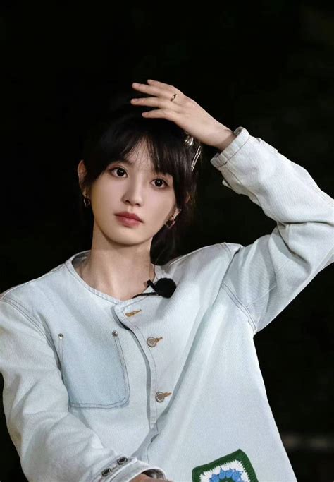 田曦薇高马尾丹宁风造型：真是又甜又飒！