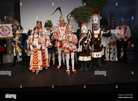 Das Kölner Karneval Dreigestirn Für Die Karnevalsession 2024 L R