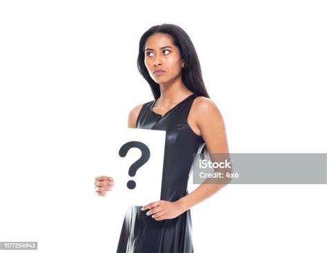 2029세의 아름다운 라틴 아메리카와 히스패닉 민족의 젊은 여성 여성 앞의 허리까지 혼동 시원한 태도와 물음표를 보여주는 흰색 배경 20 24세에 대한 스톡 사진 및 기타