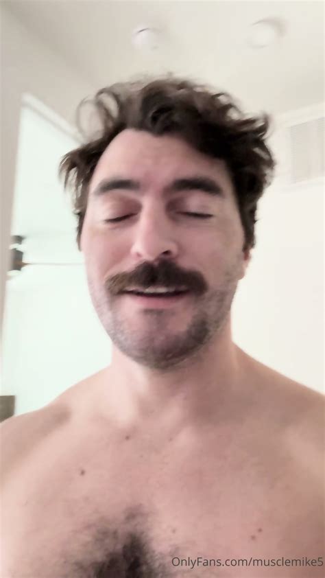 Hairy Muscle Man Flexing Off His Body Eporner