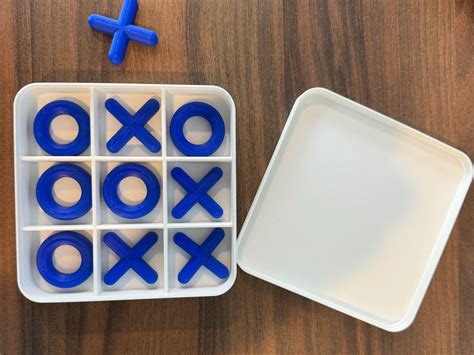 带有按压式盖子的井字棋旅行游戏 来自 Brad Makerworld