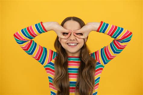 아름다운 십대 아이 소녀는 손가락 사양 Okey 기호 바보 모양 노란색 배경에 고립 된 인물을 봅니다 재미있는 아이들의 얼굴 아이에 대한 스톡 사진 및 기타 이미지 Istock