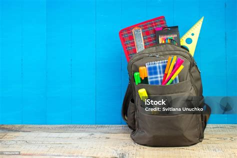 테이블 위에 다양한 컬러풀한 문구류가 있는 배낭 파란색 배경입니다 학교로 돌아 가기 0명에 대한 스톡 사진 및 기타 이미지