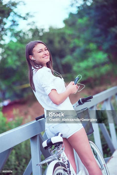 오후 자전거를 타고 도시 공원에서 재생 목록을 준비 하는 귀여운 웃는 여성 20 29세에 대한 스톡 사진 및 기타 이미지 20 29세 거리 공원 Istock