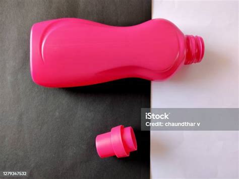 세제 또는 세정제 또는 표백제 또는 직물 연화제를 위해 흰색과 검은 색 배경에 분홍색 모자가 분리 된 분홍색 플라스틱 병 가사 집안일에 대한 스톡 사진 및 기타 이미지