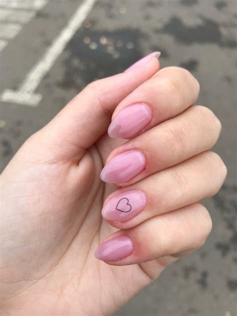 Маникюр нюдовый с сердечком Нейтральные ногти Дизайнерские ногти Маникюр