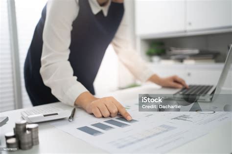 투자 차트를 분석하는 여성 사업가 회계사와 문서 위에 계산기 버튼을 누른다 회계 부기 사무원의 은행 고문 및 감사인 개념 개념에