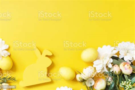 노란색 배경에 화려한 계란 나무 토끼 봄 꽃이 있는 부활절 구성 위에서 본 모습 공간을 복사합니다 0명에 대한 스톡 사진 및 기타 이미지 Istock