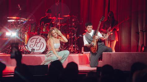 5 Looks For Hilary Duffs The Lucky Me Tour Thp