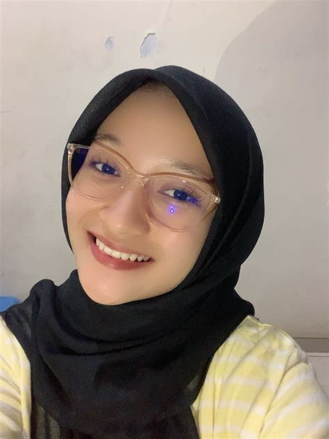 Kenapa Cewek Kalo Foto Suka Miringan Kepala