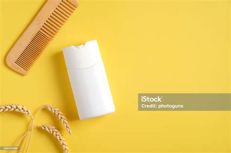 헤어 케어 컨셉 노란색 배경에 플랫 평신기 샴푸 병 모형 헤어 빗과 밀 Spa 화장품 목욕 미용 제품 포장 디자인 0명에 대한 스톡 사진 및 기타 이미지 Istock