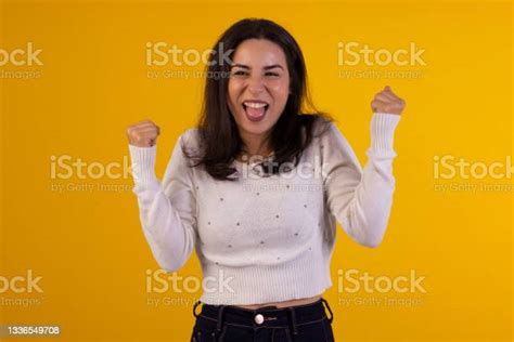 다양한 표정으로 노란색 배경에 파란색 블라우스를 가진 젊은 여성의 스튜디오 샷 T 셔츠에 대한 스톡 사진 및 기타 이미지 T 셔츠 갈색 머리 노랑 Istock