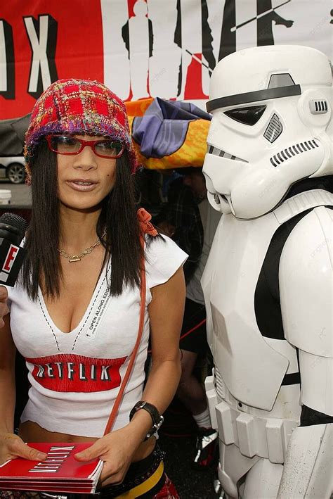 Fondo Bai Ling Y Netflix Brindan Comodidad De Dvd A Los Entusiastas De