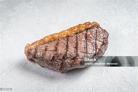 튀겨서 얇게 썬 최상급 등심 스테이크 구운 컵 엉덩이 쇠고기 고기 스테이크 흰색 배경입니다 평면도 복사 공간 0명에 대한 스톡