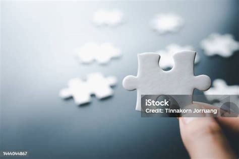 손에 흰색 퍼즐 올바른 솔루션 팀워크 작업 해결 및 완료 직소 퍼즐의 마지막 조각 직소 퍼즐 조각 조립 연결에 대한 스톡 사진 및 기타 이미지 Istock