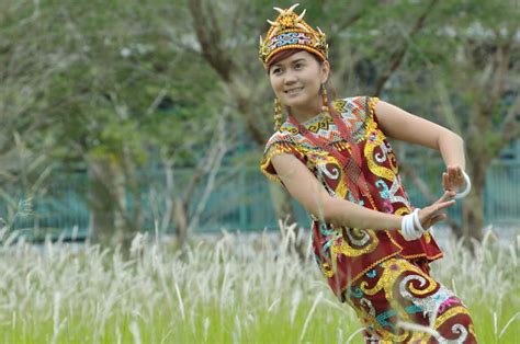 Kecantikan Gadis Suku Dayak Kalimantan Susantigitta