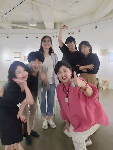 넌 뭘 그리는 게 좋아 라고 묻는다면 난 무조건 인물이야 그중에서도 누드 크로키 선이 날아다닌다고 해야 하나 그거 정말 짜릿하거든 도파민 중독자인 내게 딱 맞는