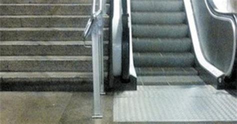 獨 지하철 에스컬레이터 입구에 비만 그림 계단 이용 유도