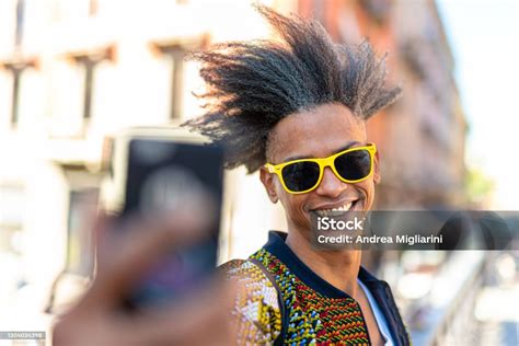 소셜 네트워크에 중독 된 젊은 흑인 남성은 자신의 추종자를위한 콘텐츠를 만듭니다 밀레니엄 패션 인스 타 머의 셀카 시간 휴가에