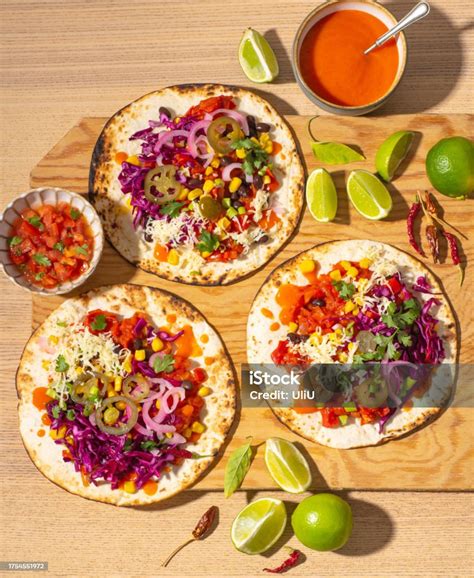 검은콩 옥수수 할라피뇨 고추 적양배추 살사 고수 잎 절인 양파를 곁들인 식물성 식단인 고환 비건 타코 준비 멕시코 전통 요리법 평면도 알 파스토르에 대한 스톡 사진 및 기타