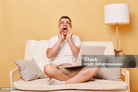 เทคโนโลยีการสื่อสาร เทคโนโลยีคอมพิวเตอร์ ผู้ใช้ออนไลน์ ชายหนุ่มคิดบวกทํางานบนคอมพิวเตอร ภาพสต็อก