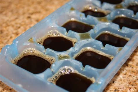 Masaţi Vă Tenul Cu Un Cub De Gheaţă Din Cafea Timp De Câteva Minute