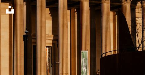 기둥과 그 위에 시계가 있는 큰 건물 사진 Unsplash의 무료 건물 이미지