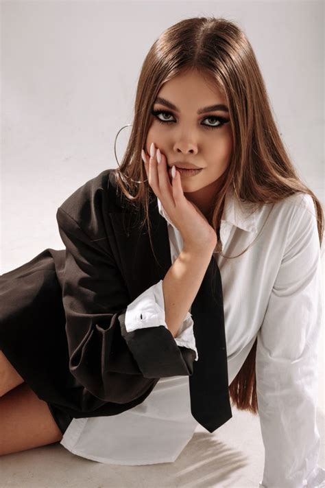 Девушка в пиджаке и рубашке фото Фото на белом фоне Стильные фото девушки Идеи для фото