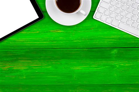 복사 공간으로 사무실 책상입니다 녹색 나무 테이블 커피 한잔에 빈 화면 디지털 장치 무선 키보드 마우스와 태블릿 컴퓨터 상위
