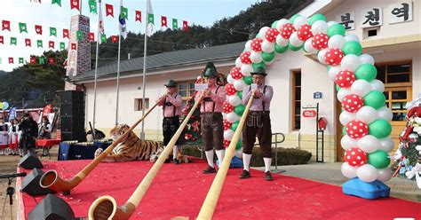 스위스 전통악기 알폰으로 산타마을 개장 축하