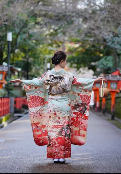 ボード「japanese Elegance」のピン【2024】 着物 後ろ姿 着物 ポーズ 女性 和服