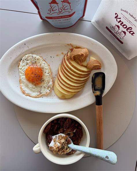 김소영 🌤️하루의 힘을 끌어올리는 방법 1️⃣ 전날 밤에 세렌 아쉬아간다 먹고 아침에 알람시계 없이 기상하기 요즘 수면 리듬이 흐트러졌다 싶을 때 있죠 밤에 안