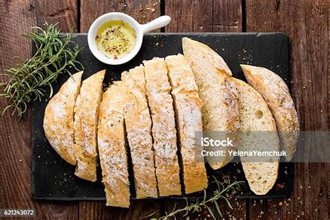 나무 배경에 신선한 시아바타 빵 올리브 오일과 로즈마리 0명에 대한 스톡 사진 및 기타 이미지 0명 널판지 돌 바위 Istock