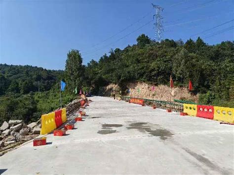 解决偏远山区行路难，湖北红安七里坪镇陶家边村公路桥建成施工人员条件老区