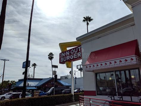 Letrero Exterior Y Restaurante Innout Burger Imagen De Archivo