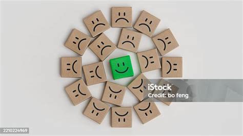 군중 속에서 눈에 띄십시오 미소 정상적이고 슬픈 얼굴의 나무 큐브 얼굴 표정 0명에 대한 스톡 사진 및 기타 이미지 0명 3차원 형태 개념 Istock