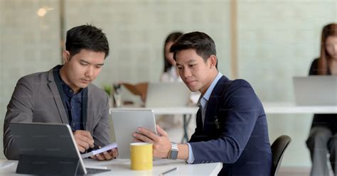 현대적인 공동 작업 공간 방에 앉아 자신의 작업에 대해 논의하는 두 사업가의 클로즈업 보기 사진 Unsplash의 사무실 이미지