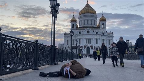 “bucha Moscow” The Shocking Solitary Protest Of An Activist In Russia Against The Bucha