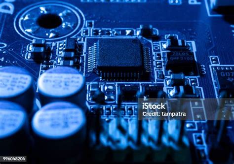 미래 기술 개념에 전자 회로입니다 파란색 배경에 마더보드 컴퓨터입니다 마이크로칩 디지털 데이터 0명에 대한 스톡 사진 및 기타 이미지 Istock