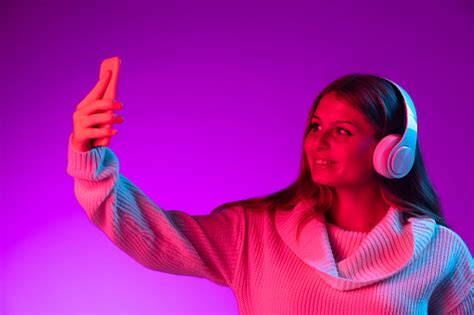 네온 핑크 필터의 보라색 스튜디오 배경에 고립 된 헤드폰에서 음악을 듣고 젊은 미소 아름다운 소녀 감정의 개념 18 19세에 대한 스톡 사진 및 기타 이미지 Istock