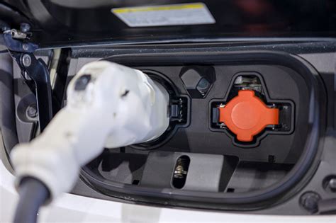 전기 자동차는 전기 발전소에서 공원과 충전 전원입니다 0명에 대한 스톡 사진 및 기타 이미지 0명 Revolution 개선 Istock