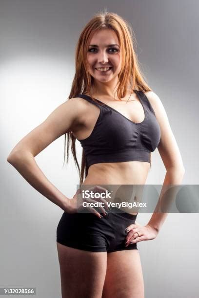 어두운 고립 된 스포츠 피트니스에 검은 레깅스를 입은 스포티 한 여성 18 19세에 대한 스톡 사진 및 기타 이미지 18 19세 가냘픈 건강한 생활방식 Istock